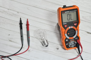 Checking a light bulb with a multimeter: testing different lamps