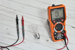 Checking a light bulb with a multimeter: testing different lamps